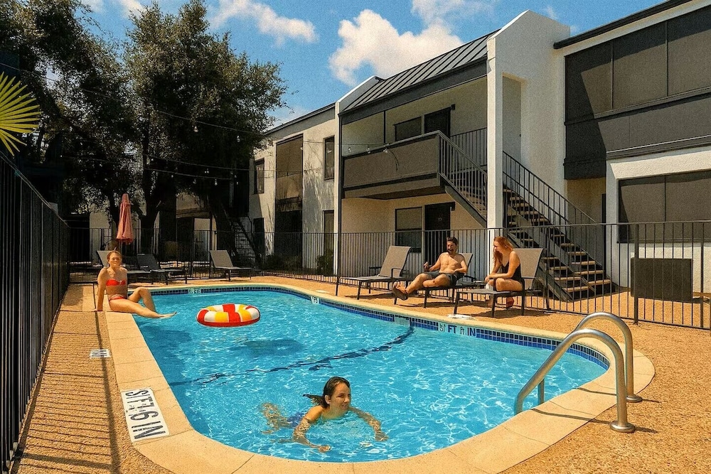 Hyde Park Escape - Austin Aquarium, Austin