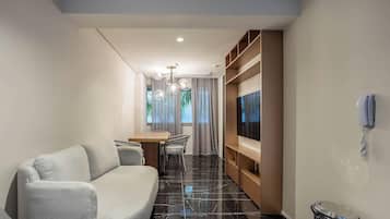 Apartamento | Sala de estar | Smart TV de 32 polegadas com canais digitais