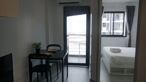 Apartamento, varanda, Vista para a cidade | Sala de estar