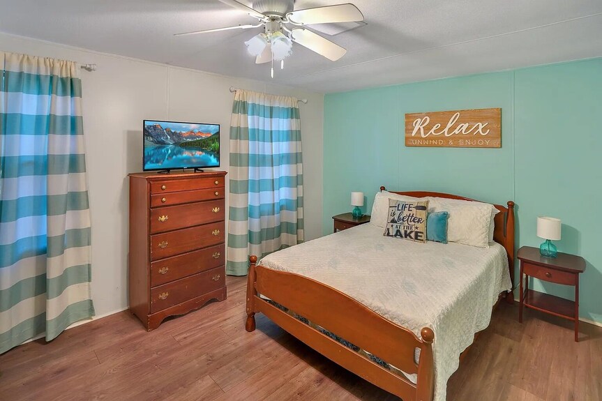 Lake Front, Cozy 2-bedroom 2-bath Mobile Home Great Views, Large Yard, 3 Decks. - Virginie