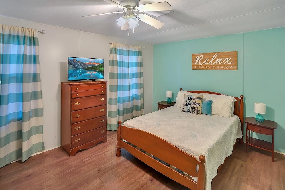 Lake front, cozy 2-bedroom 2-bath mobile home great views, large yard ...
