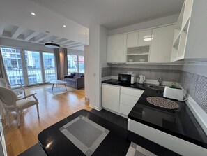 Apartamento, varanda, Vista para a cidade | Sala de estar | Smart TV de 50 polegadas com canais por cabo 