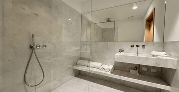 Um polibã, um secador de cabelo, toalhas fornecidas, papel higiénico 