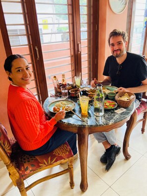 Pequeno-almoço continental diário (250 INR por pessoa)