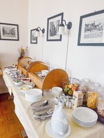 Pequeno-almoço tipo buffet diário (10 EUR por pessoa) 