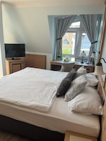 Quarto casal básico | Wi-Fi de cortesia, roupa de cama