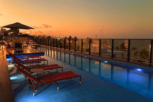 Piscina externa, funciona das 8h às 22h, guarda-sóis, espreguiçadeiras