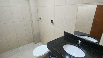 Quarto Twin | Casa de banho | Um polibã, toalhas fornecidas, sabão, papel higiénico