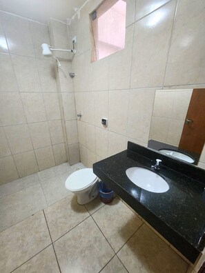 Quarto duplo | Banheiro | Chuveiro, toalhas de banho, sabonete, papel higiênico