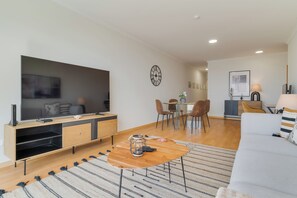 Apartamento conforto, vista para a cidade | Área de estar