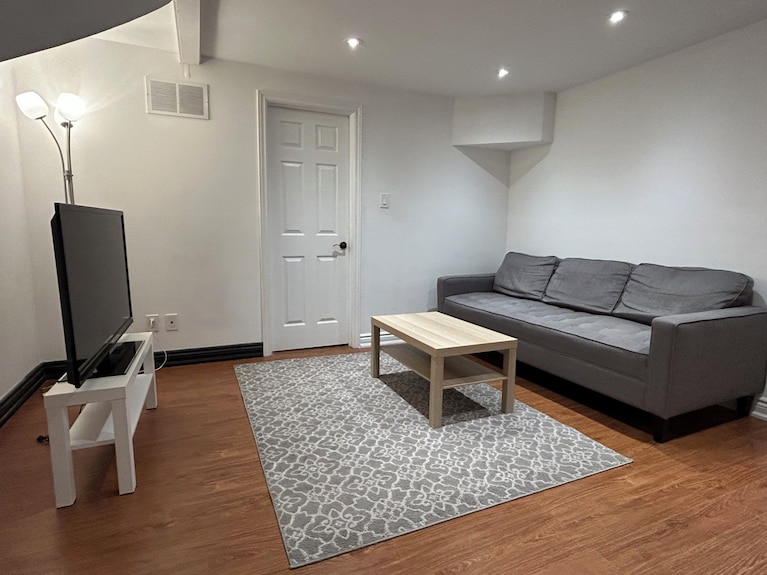 Private Family-friendly 2-br Suite - Vaughan