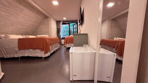 Quarto Triplo Deluxe | Berços/camas para crianças grátis, roupa de cama fornecida 