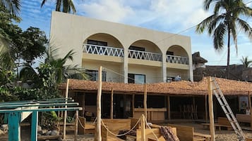 Almoços, jantares servidos, cozinha mexicana, com vista para a praia