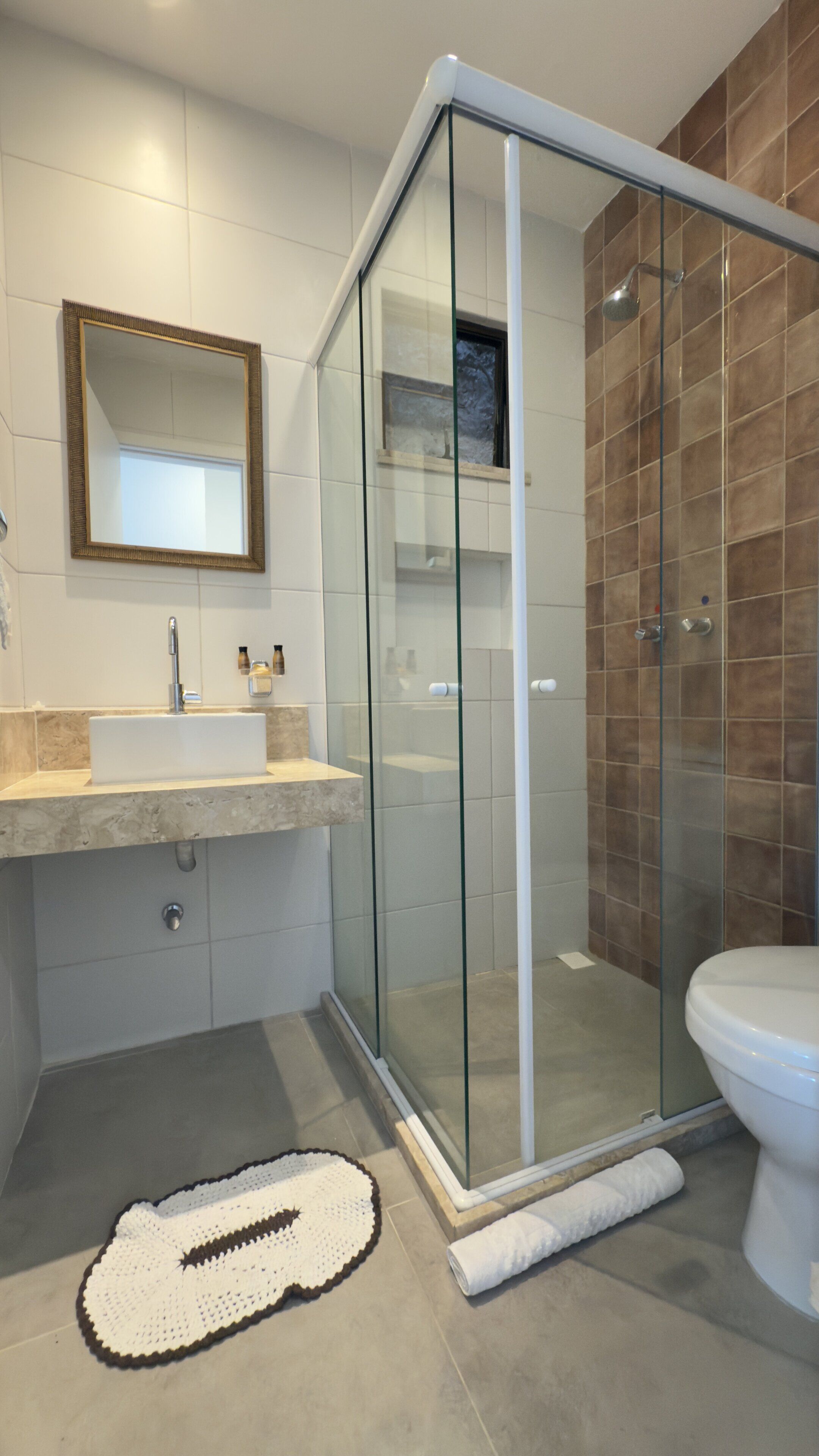 Quarto casal luxo | Banheiro | Chuveiro, toalhas de banho, sabonete, papel higiênico
