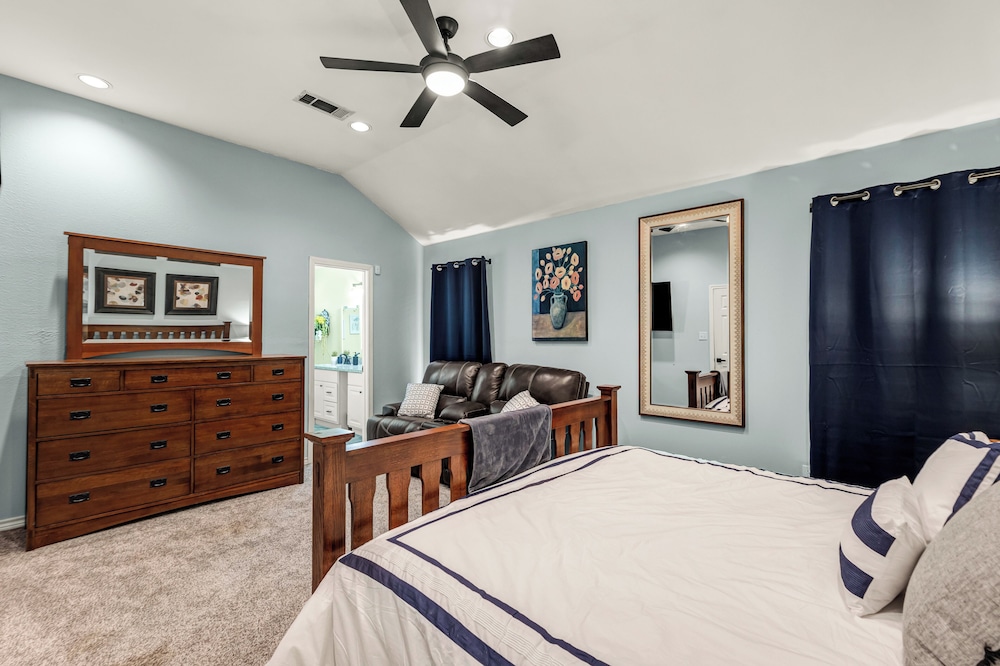 Howdy! Less than 4 miles from Kyle Field, Shirewood Manor is a perfect ...