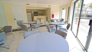 Condo, várias camas, banheira de imersão, vista para o oceano (Hibiscus D203) | 2 quartos, individualmente decorados, individualmente mobiliados