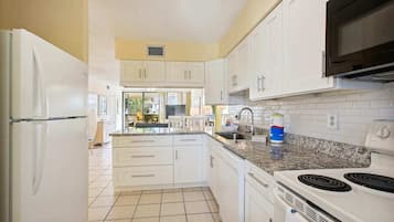Condo, várias camas, banheira de imersão, vista para o oceano (Hibiscus D203) | Cozinha privada | Cafeteira/chaleira
