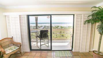 Condo, várias camas, varanda, vista para o oceano (Sea Haven 212) | Parte interna