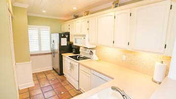 Condo, várias camas, varanda, vista para o oceano (Sea Haven 212) | Cozinha privada | Cafeteira/chaleira