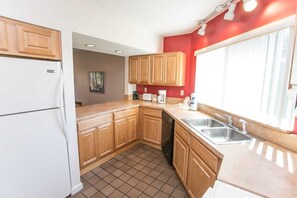 Apartamento em Condomínio Fechado, várias camas, banheira de hidromassagem grande (Hibiscus E203) | Cozinha privada | Um frigorífico, um micro-ondas, um forno, uma placa de cozinha