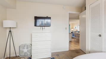 Apartamento, várias camas, sacada, vista para a piscina (Pelican Inlet C222) | 2 quartos, individualmente decorados, individualmente mobiliados