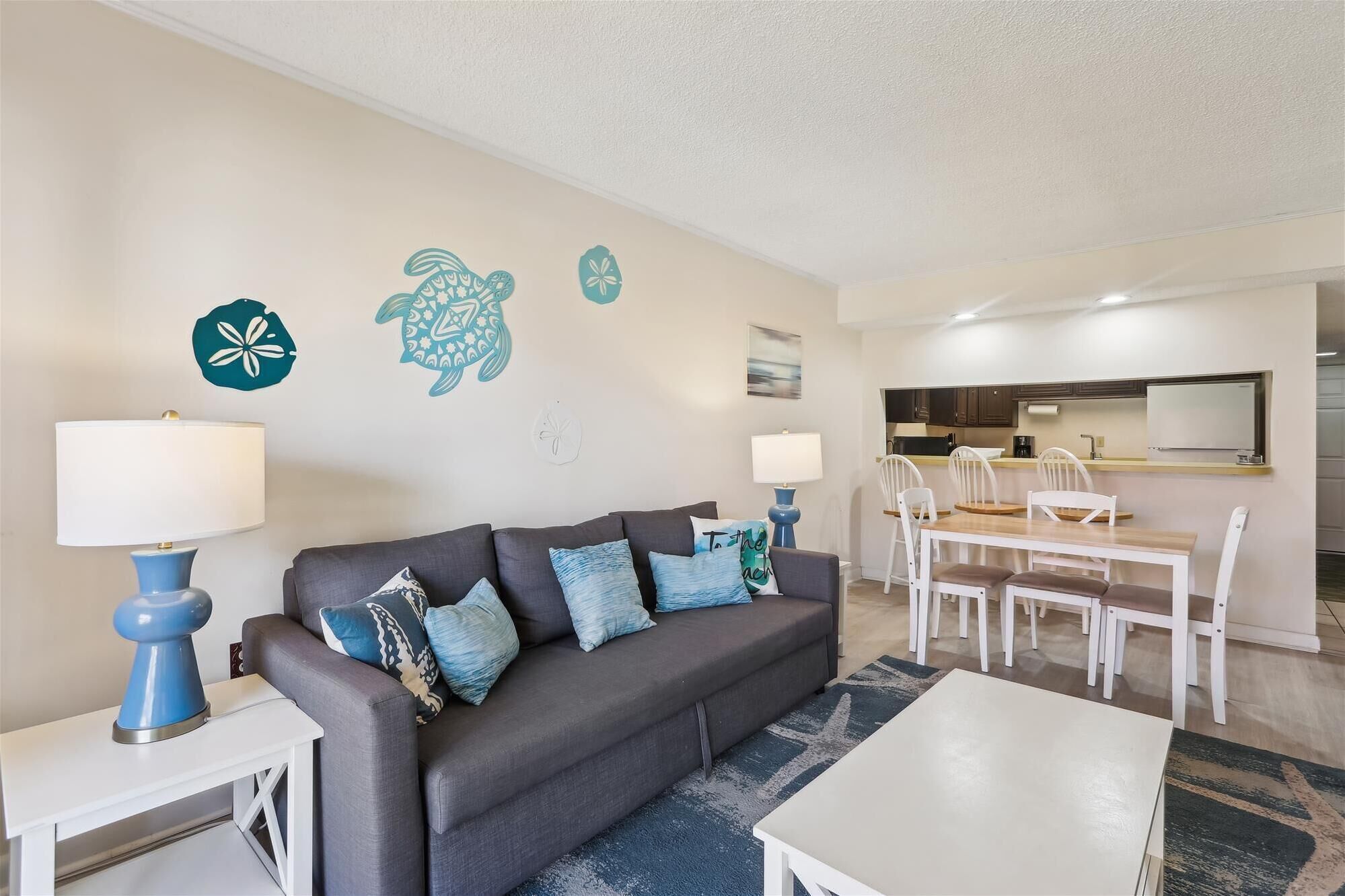 Apartamento, várias camas, sacada, vista para a piscina (Pelican Inlet C222) | Área de estar