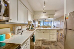 Apartamento em Condomínio Fechado, várias camas, banheira de hidromassagem grande (Hibiscus B101) | Cozinha privada | Um frigorífico, um micro-ondas, um forno, uma placa de cozinha