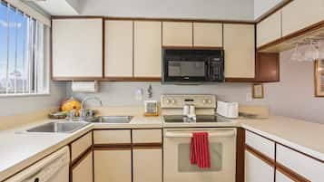 Condo, várias camas, banheira de imersão, vista para o oceano (Hibiscus H104) | Cozinha privada | Cafeteira/chaleira