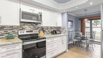 Condo, várias camas, banheira de imersão, vista para o oceano (Sea Winds 39) | Cozinha privada | Cafeteira/chaleira