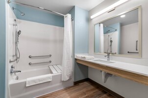 Quarto, 1 cama King, acessível, para não fumantes | Wi-Fi de cortesia, roupa de cama