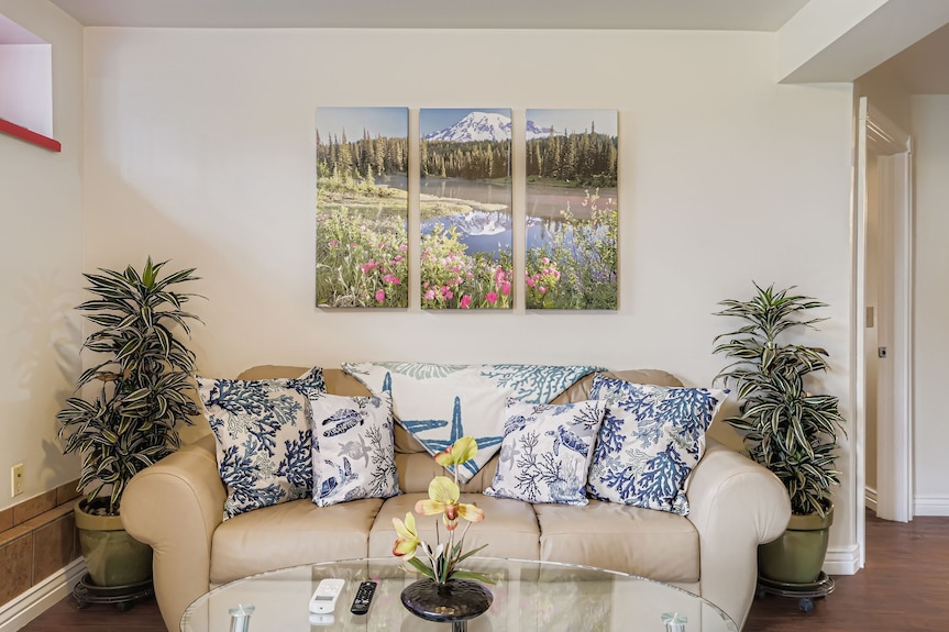 King Bedroom. Spacious Living Room. Dining Area With Glorious View. Full Kitchen - Golden, CO