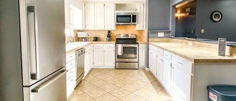 Casa, várias camas, varanda, vista para o jardim (Cardinal Aerie) | Cozinha privada | Cafeteira/chaleira