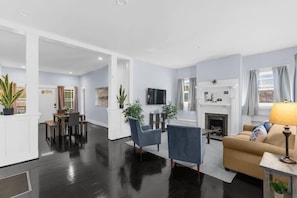 Casa, várias camas, pátio, vista para o jardim (2nd Ave East Lake Craftsman) | Sala de estar