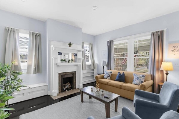 Casa, várias camas, pátio, vista para o jardim (2nd Ave East Lake Craftsman) | Sala de estar