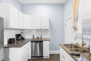 Casa, várias camas, pátio, vista para o jardim (2nd Ave East Lake Craftsman) | Cozinha privada | Uma cafeteira/bule