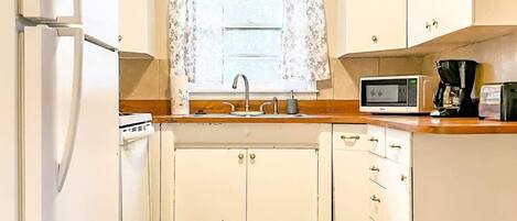 Casa, várias camas, pátio, vista para o jardim (Boswell Bungalow 2) | Cozinha privada | Uma cafeteira/bule