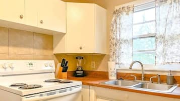 Casa, várias camas, varanda, vista para o jardim (Boswell Bungalow 2) | Cozinha privada | Cafeteira/chaleira