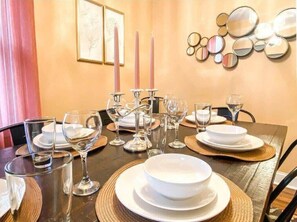 Casa, várias camas, varanda, vista para o jardim (Belvoir Drive Southern Charmer) | Opções para refeição