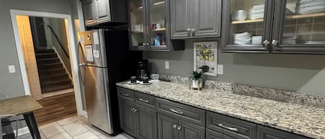 Casa, várias camas, acesso à piscina, vista para a piscina (Bethany C Lane Northwest) | Cozinha privada | Cafeteira/chaleira