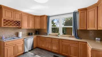 Casa, várias camas, varanda, vista para o jardim (Avenue South Serene) | Cozinha privada | Cafeteira/chaleira