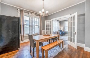 Casa, várias camas, pátio, vista para o jardim (Rozelle Roost Upstairs) | Restaurantes