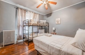 Casa, várias camas, pátio, vista para o jardim (Rozelle Roost Upstairs) | 2 quartos, Wi-fi grátis