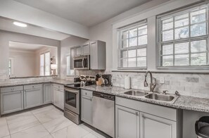 Casa, várias camas, pátio, vista para o jardim (Snowden Hideaway) | Cozinha privada | Um frigorífico, um micro-ondas, um forno, uma placa de cozinha