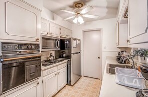 Casa, várias camas, pátio, vista para o jardim (Pinecrest Cottage) | Cozinha privada | Um frigorífico, um micro-ondas, um forno, uma placa de cozinha