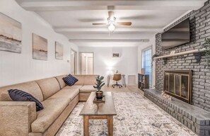 Casa, várias camas, pátio, vista para o jardim (Pinecrest Cottage) | Sala de estar | Televisor, lareira