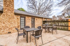 Casa, várias camas, pátio, vista para o jardim (Hardwood Guesthouse) | Terraço/pátio interior
