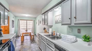 Casa, várias camas, pátio, vista para o jardim (Hardwood Guesthouse) | Cozinha privada | Uma cafeteira/bule