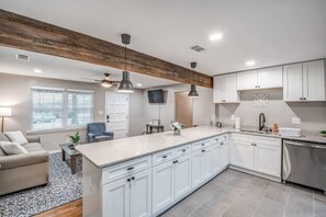 Casa, várias camas, varanda, vista para o jardim (Wellsville Rd) | Cozinha privada | Cafeteira/chaleira