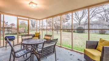 Casa, várias camas, pátio, vista para o jardim (Walnut Bend Bliss) | Vista do quarto