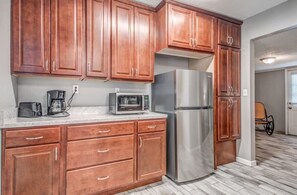 Casa, várias camas, pátio, vista para o jardim (Haddington House) | Cozinha privada | Um frigorífico, um micro-ondas, um forno, uma placa de cozinha